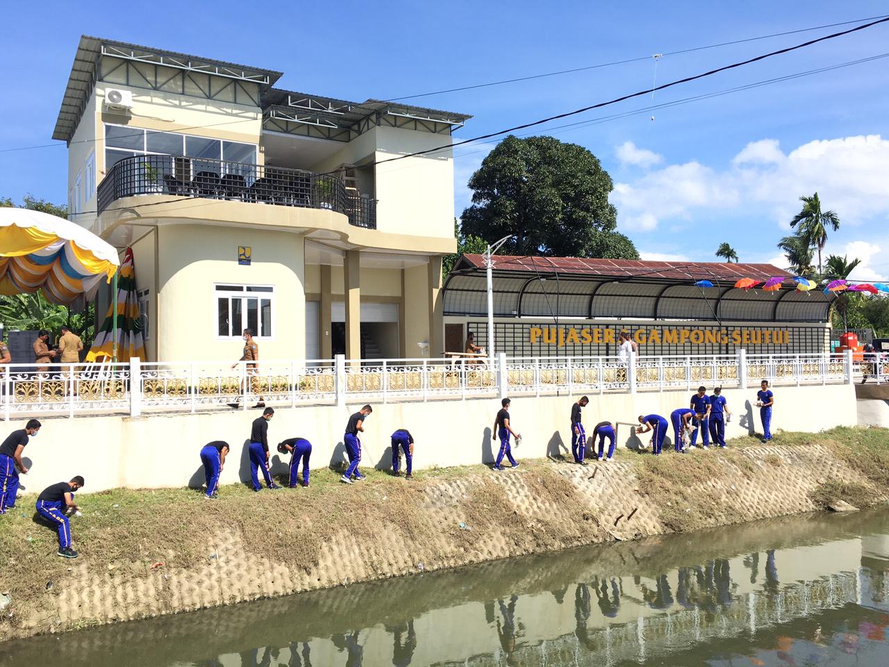 Gotong Royong, Cara Praja IPDN Ajak Kampanyekan Kebersihan Krueng Daroy ... Gotong Royong, Cara Praja IPDN Ajak Kampanyekan Kebersihan Krueng Daroy ...