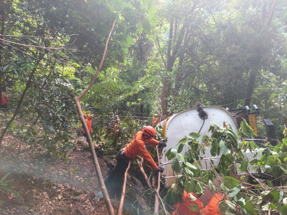 Truk CPO Jatuh ke Jurang Gunung Kulu, Sopir Meninggal Dunia | Analisa Aceh Truk CPO Jatuh ke Jurang Gunung Kulu, Sopir Meninggal Dunia | Analisa Aceh